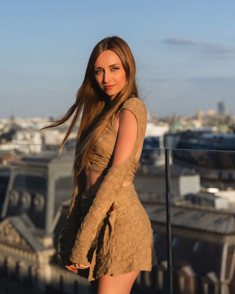 Agence VIP Consulting Soirée « French Touch » avec l’actrice Emma Smet - Agence VIP Consulting